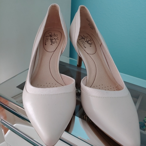 Life Stride | Shoes | Pointy Toe Pumps 75 Bone Color Made By Life ...